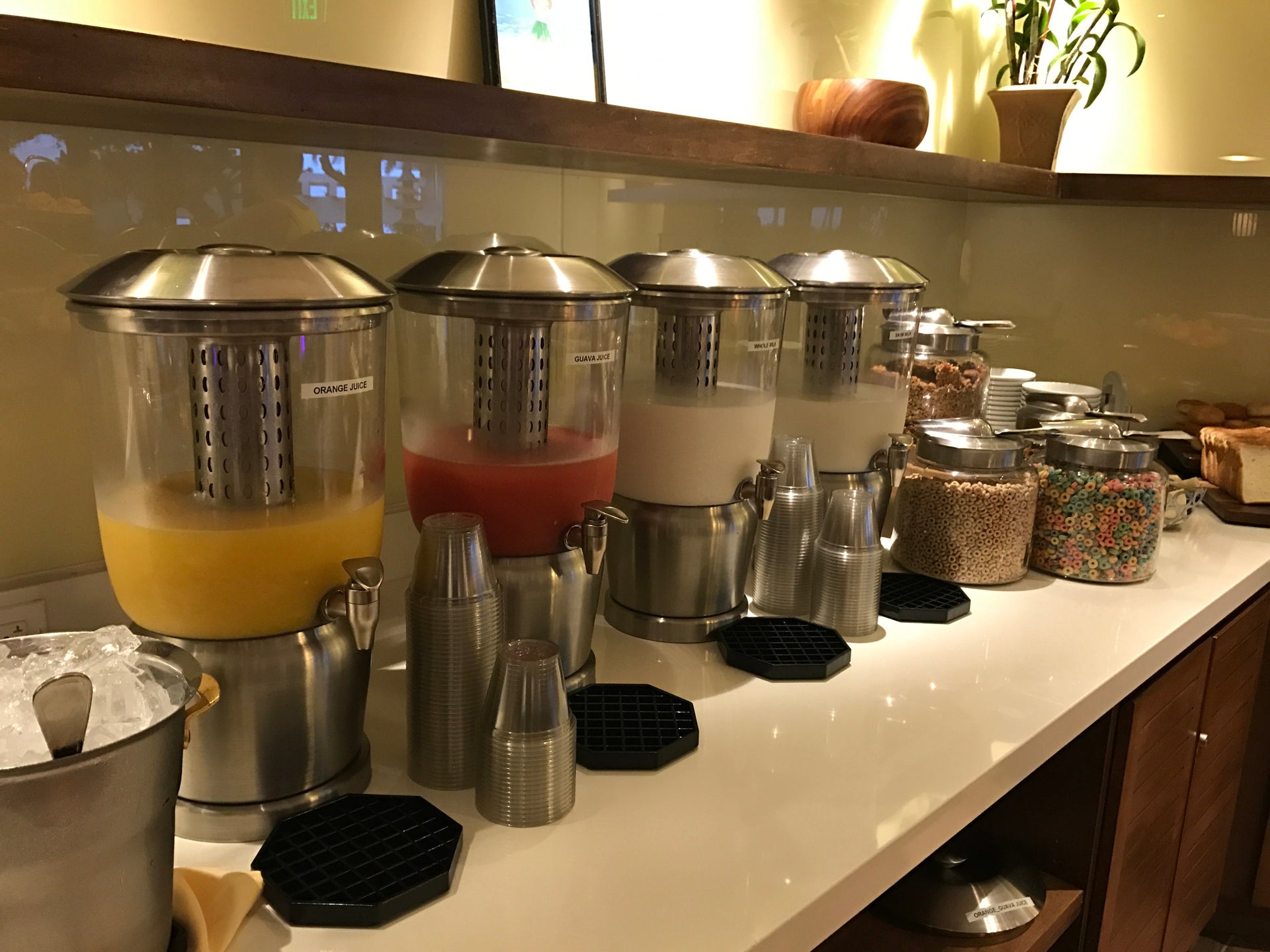 Inside the 'New' Hyatt Regency Maui Club Lounge - The Points Guy