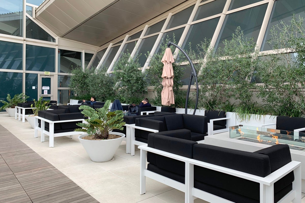 United 757-300 First Class Review From LAX to Chicago - The Points Guy