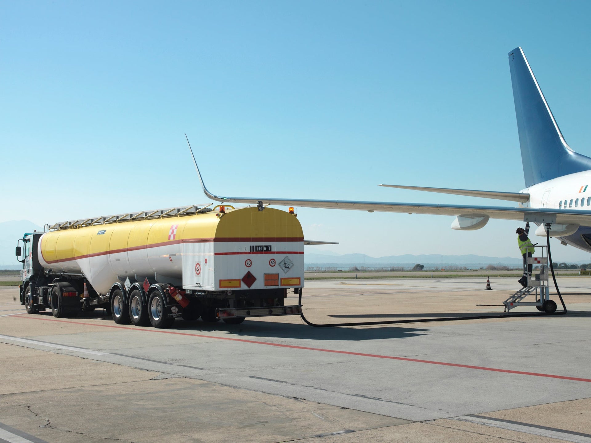 How aircraft get refueled: A look behind the scenes - The Points Guy