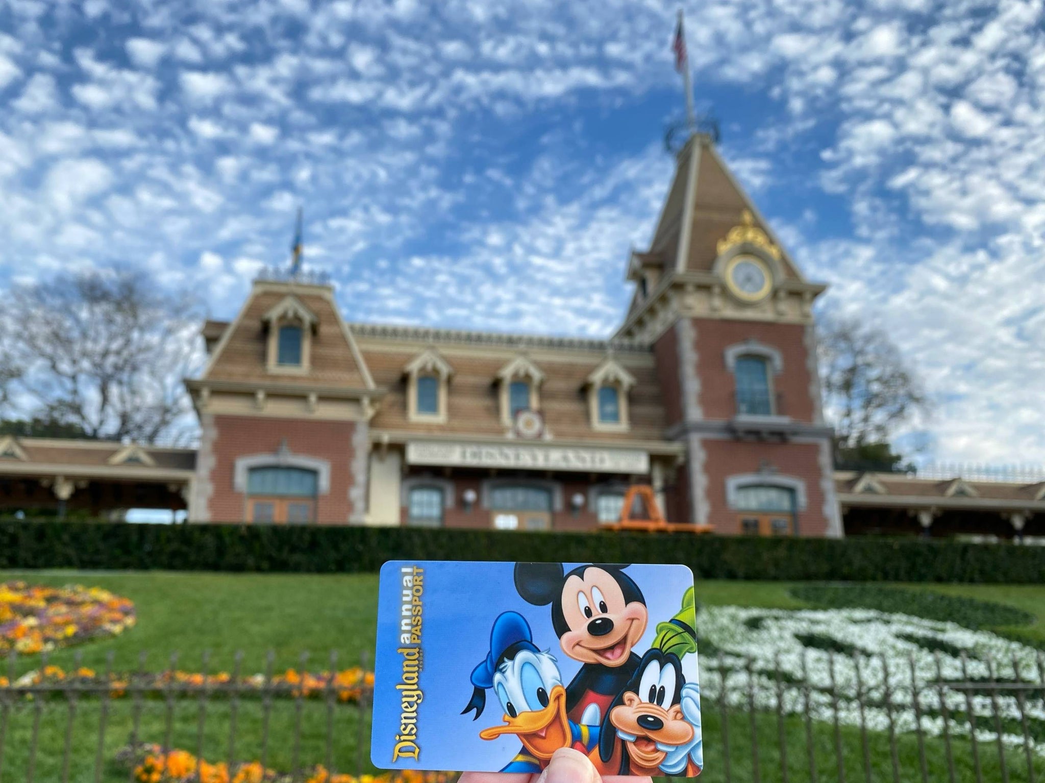 Disneyland's new annual pass program has arrived: Is Magic Key worth it ...