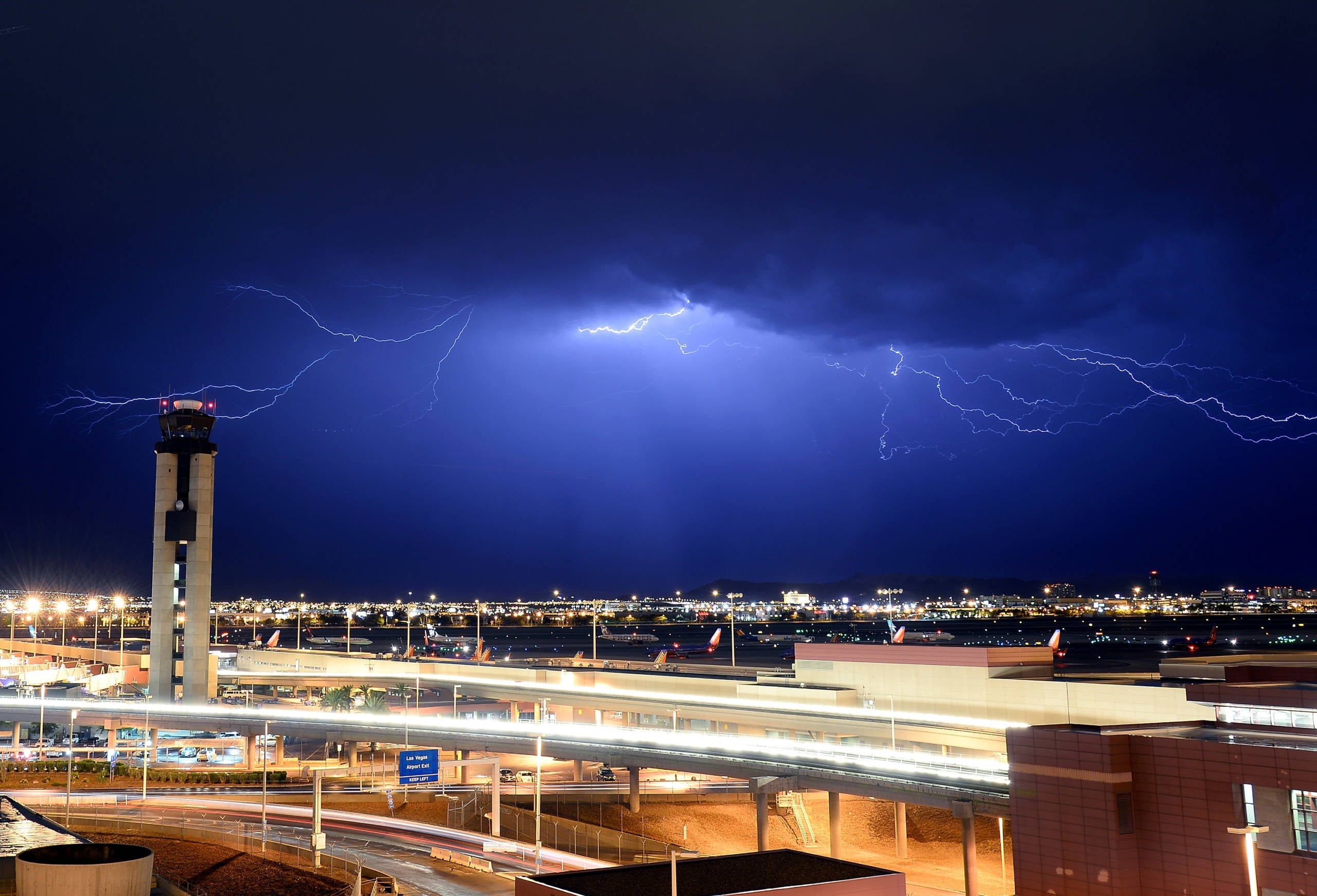 How pilots keep you safe and comfortable during inclement weather - The ...