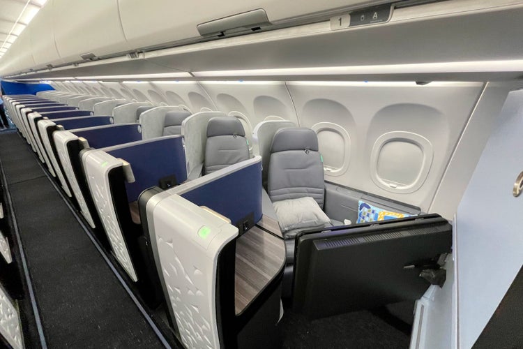 Airbus A321LR versus the Boeing 787 Dreamliner: Which do pilots prefer ...