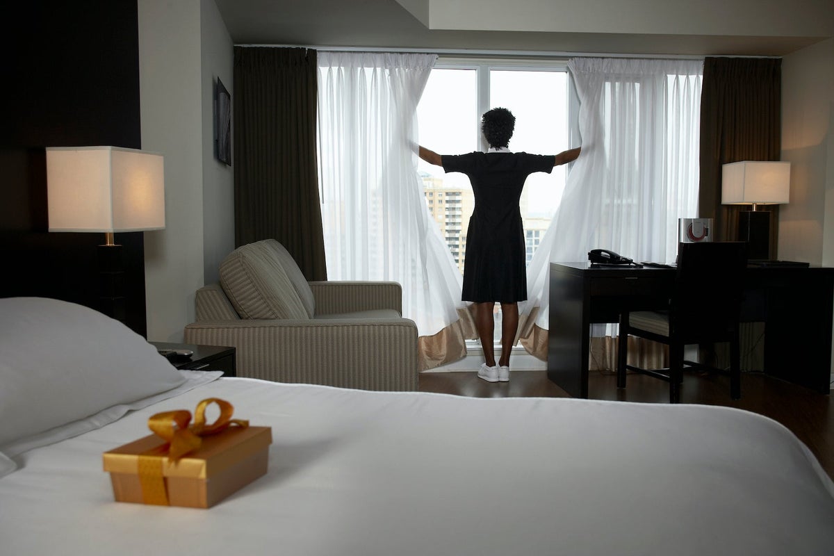 What travelers need to know about tipping hotel staff - The Points Guy