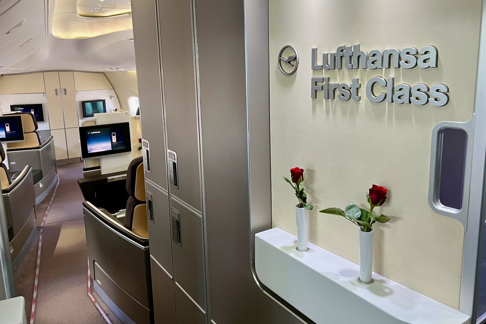 Review: Lufthansa first class on the Boeing 747-8, from Frankfurt to ...