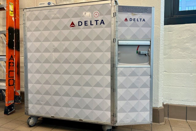 Behind the scenes of how Delta’s inflight meals are prepared - The ...