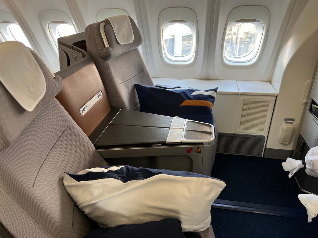 A magical AvGeek experience: Flying on the Lufthansa Boeing 747-8's ...