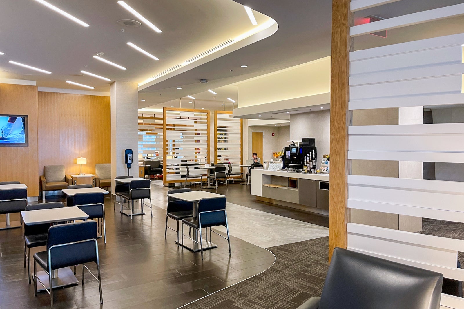 Choosing the best airport lounge at MIA - The Points Guy