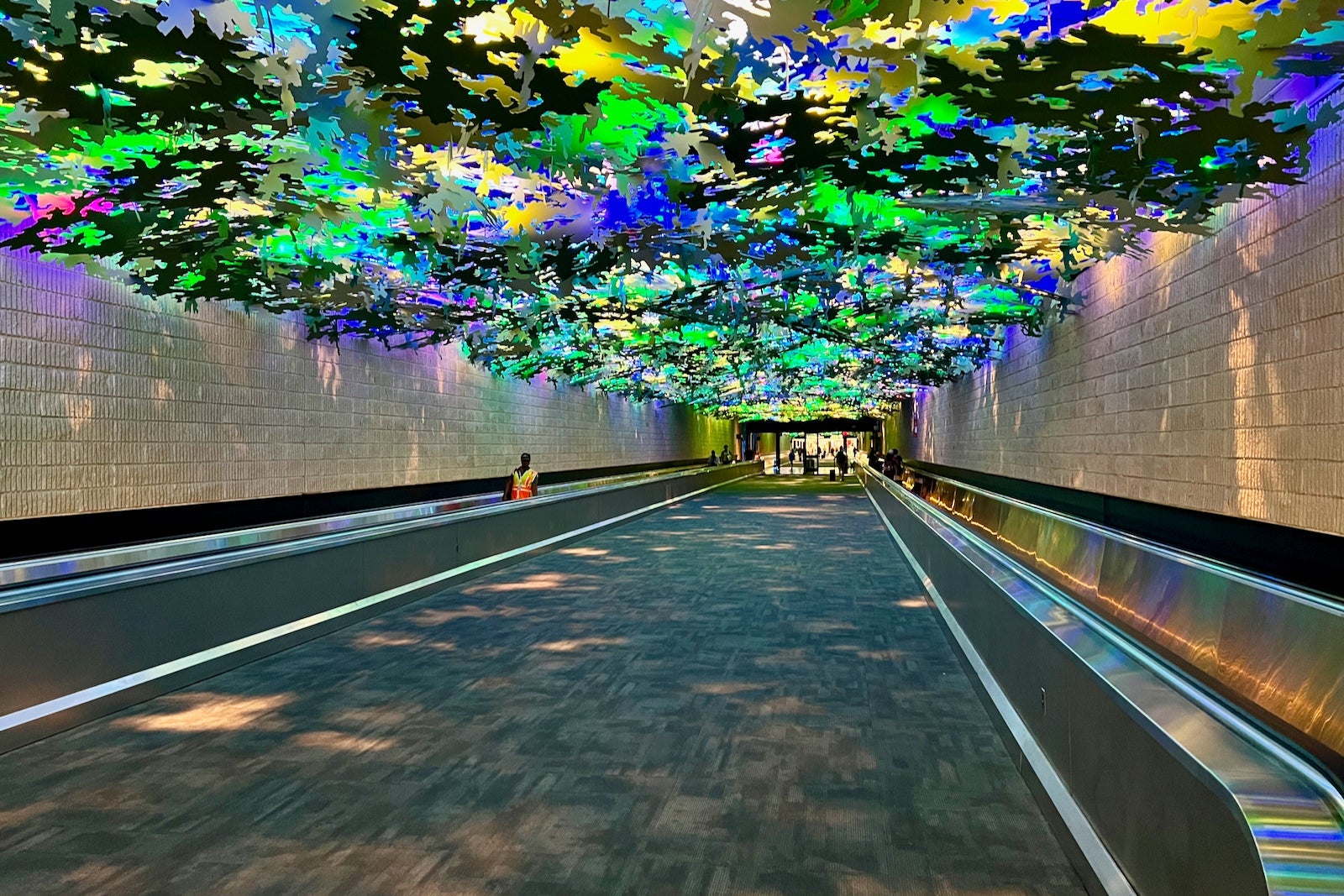 How to use airport rewards programs to get free perks like parking ...