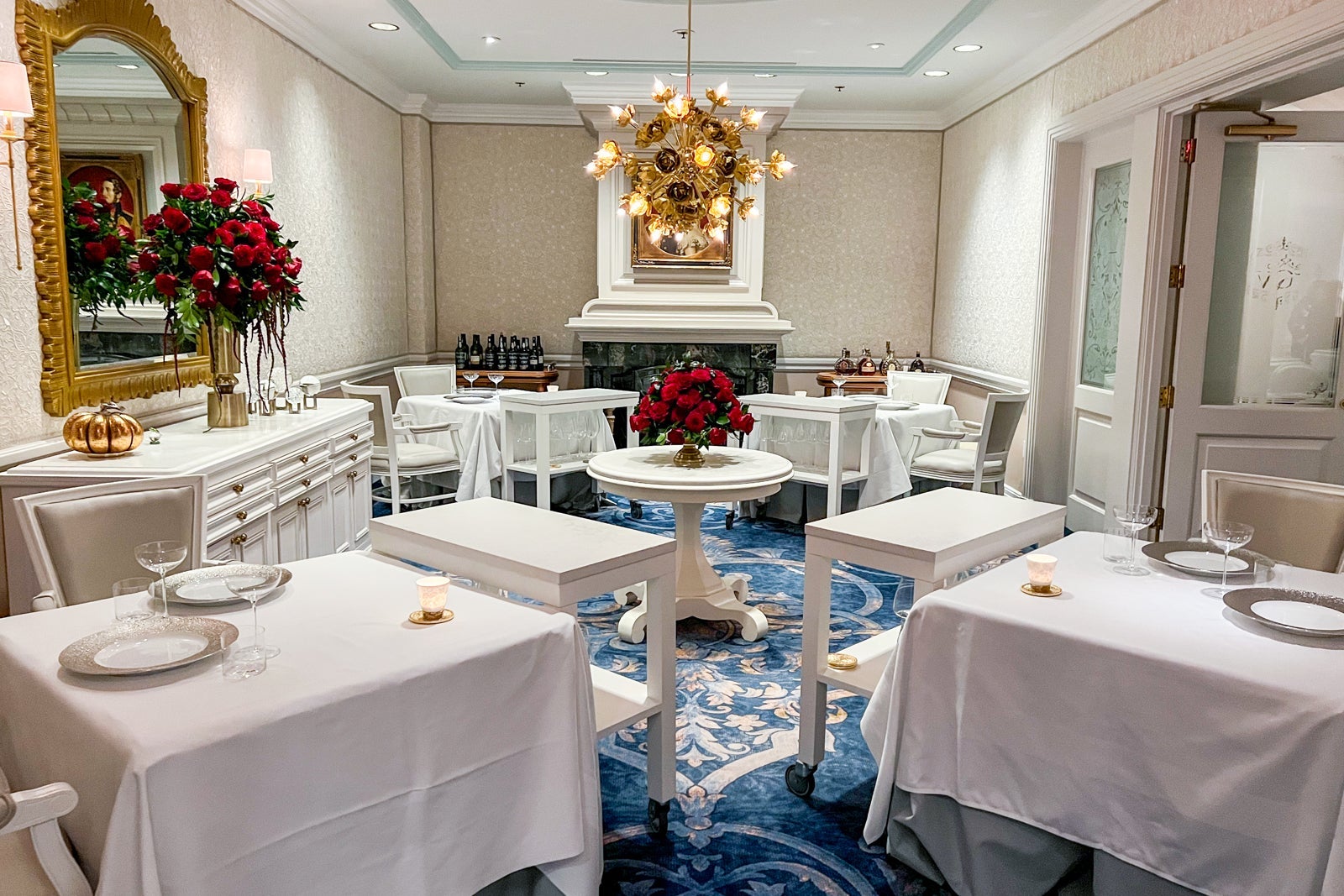 What it's like to dine at Disney's Victoria & Albert's: Fancy clothes ...