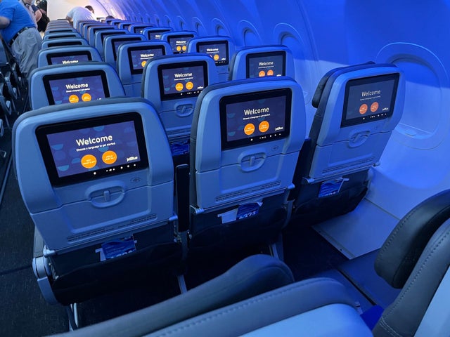 JetBlue ditches hot meals for cold in coach on transatlantic flights ...