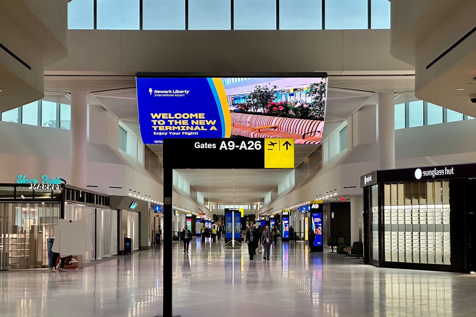 Newark's new terminal expands with 7 new gates, 2 soon-to-open lounges ...