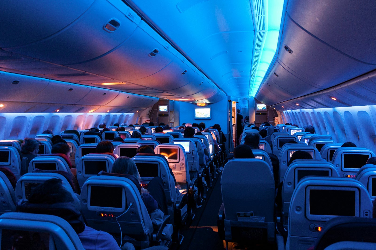 Airplane seat reclining etiquette: Is it OK to lean your seat back on a ...