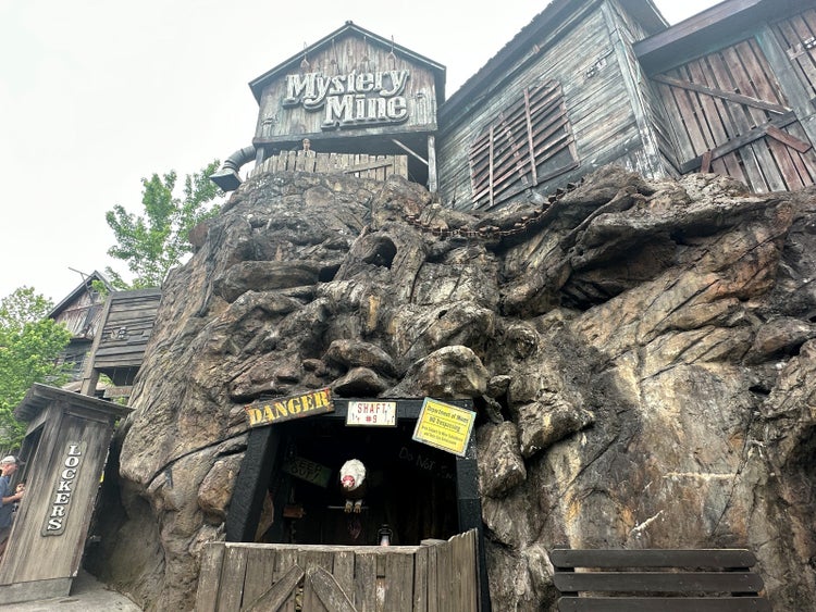 40 seasons of fun: A look back at Dollywood's history - The Points Guy