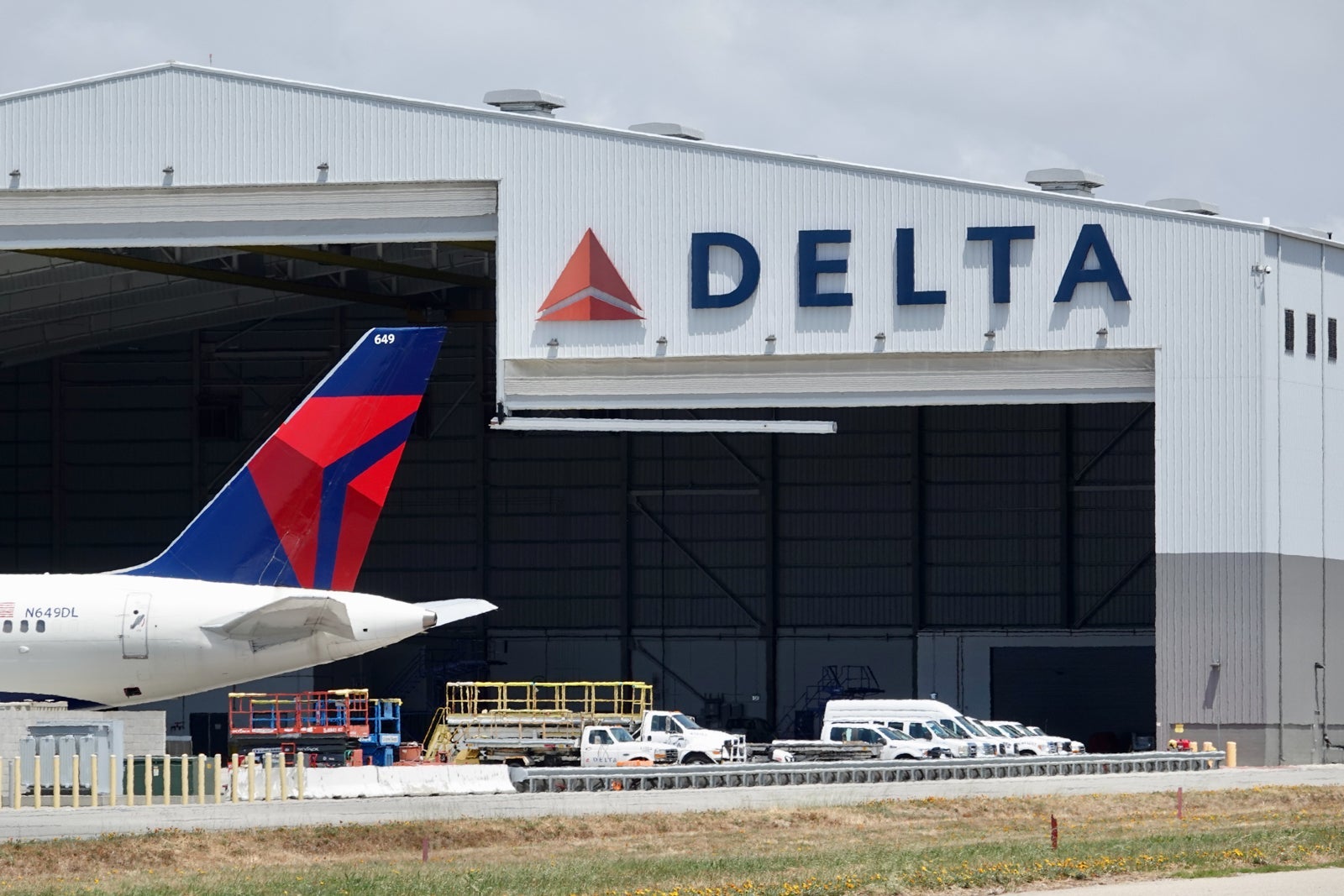 How to earn Delta SkyMiles: From using the right credit card to ...