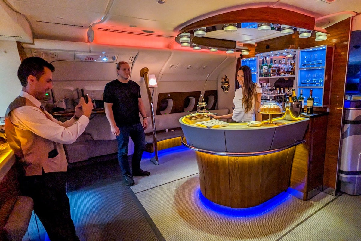 Emirates A380 onboard bar and lounge guide - The Points Guy