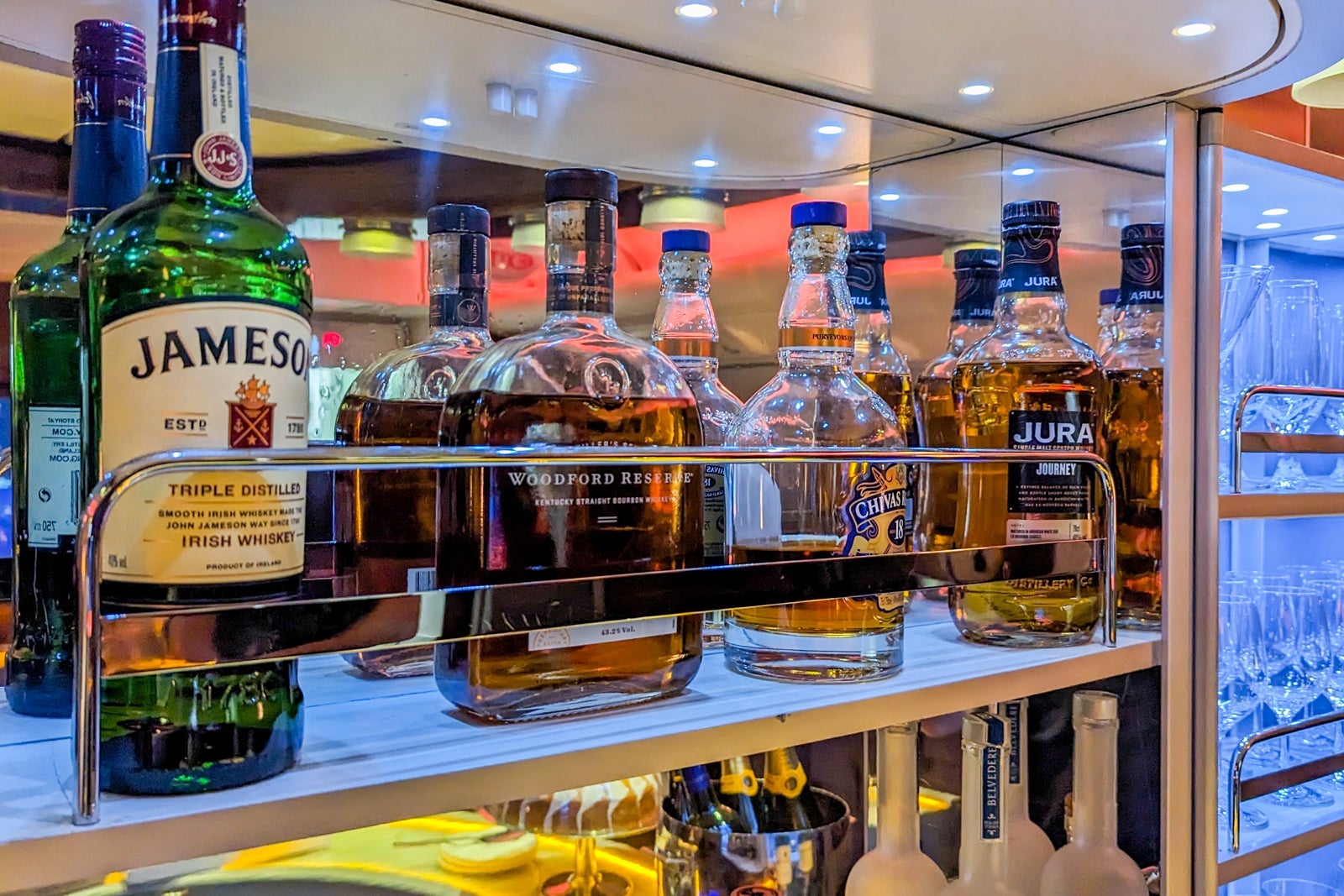 Emirates A380 onboard bar and lounge guide - The Points Guy