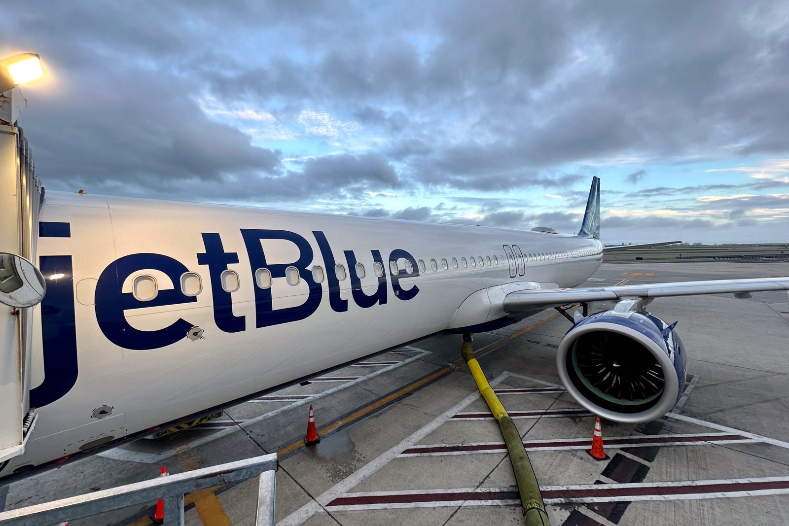 JetBlue asks DOT to ban KLM from JFK over proposed flight cuts at ...