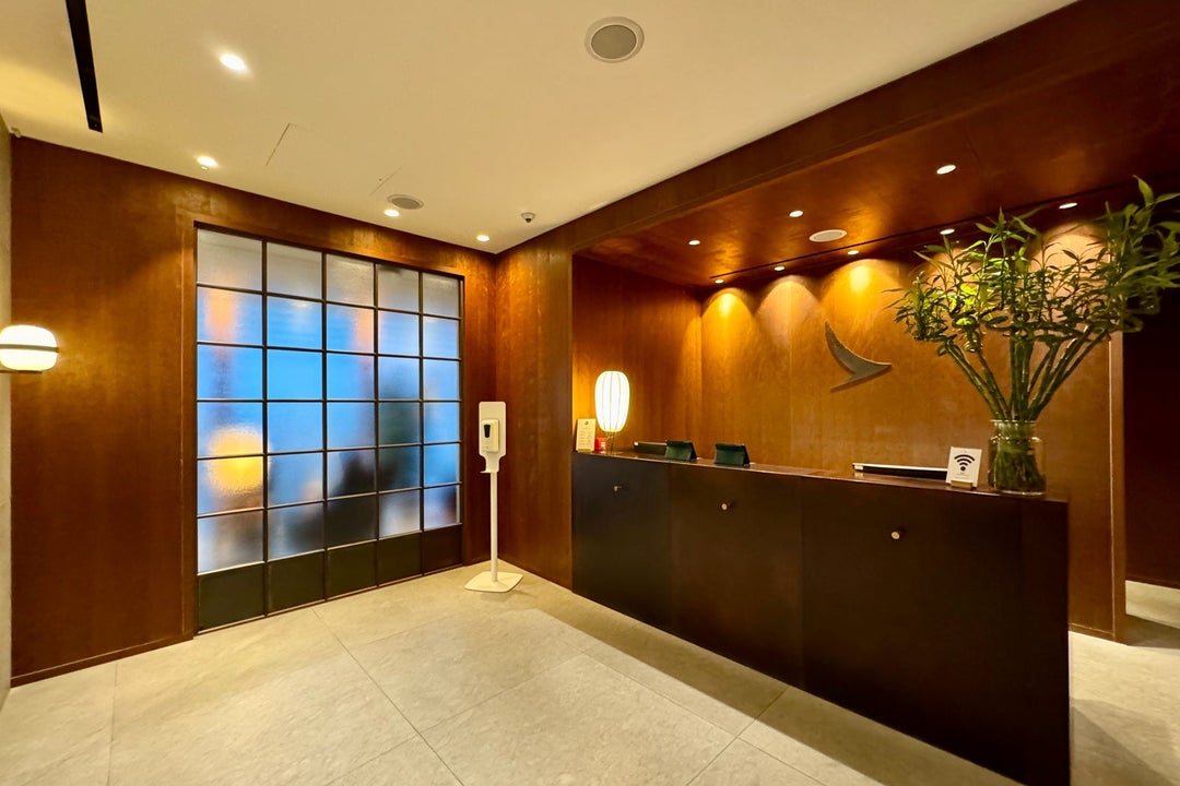 The do’s and don’ts of visiting an airport lounge - The Points Guy