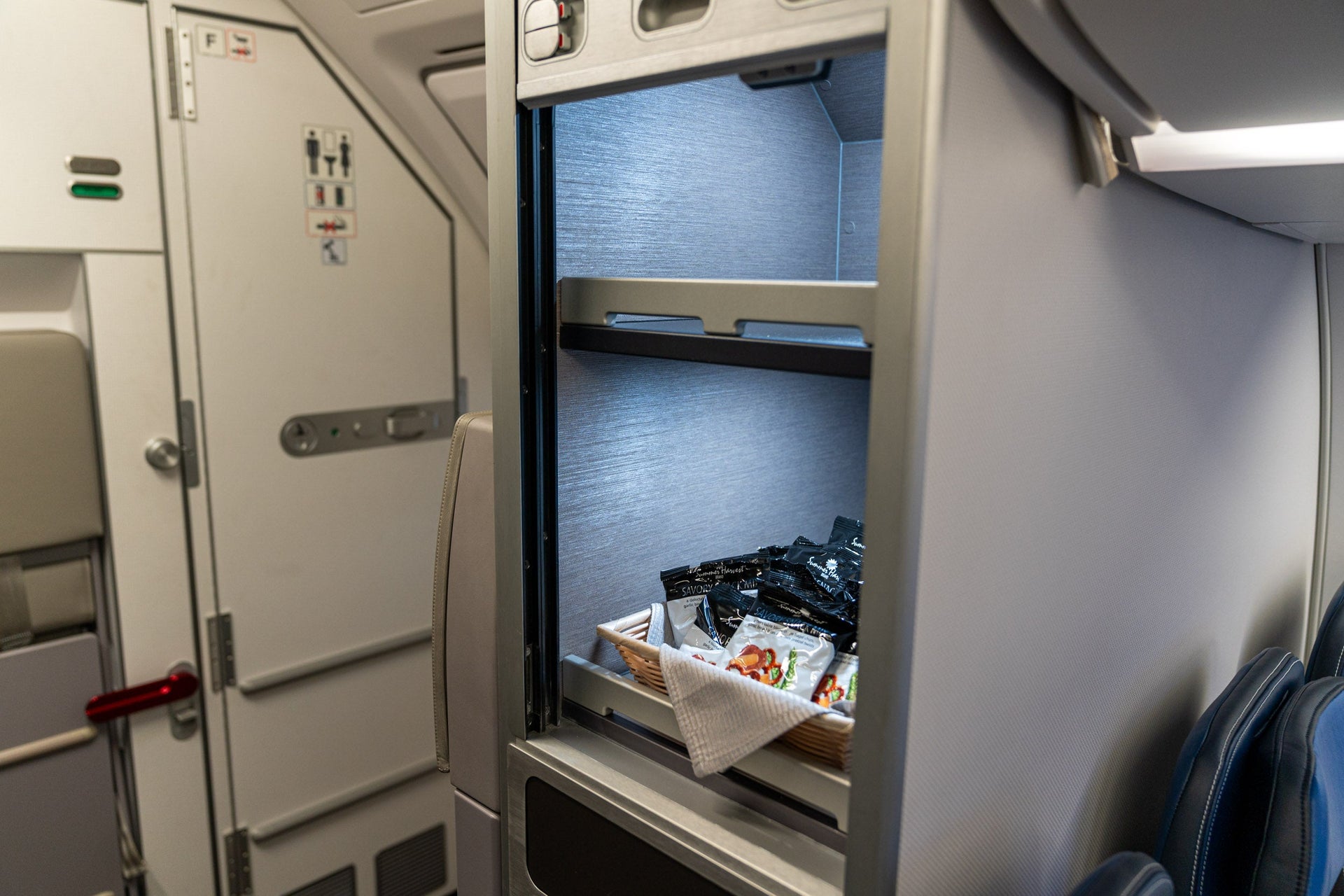 Inside United's 1st Airbus A321neo — step onboard ahead of the ...