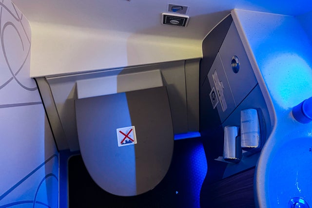 8 reasons why you should always sit in an aisle seat on planes - The ...