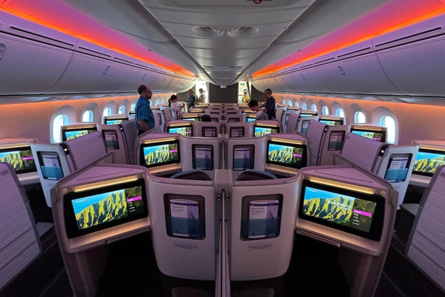 Alaska Airlines debuts first-ever Boeing 787 Dreamliner aircraft ...