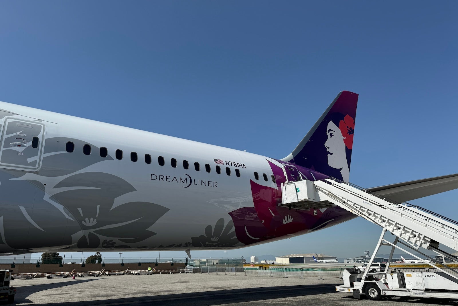 Alaska Airlines debuts first-ever Boeing 787 Dreamliner aircraft - The ...