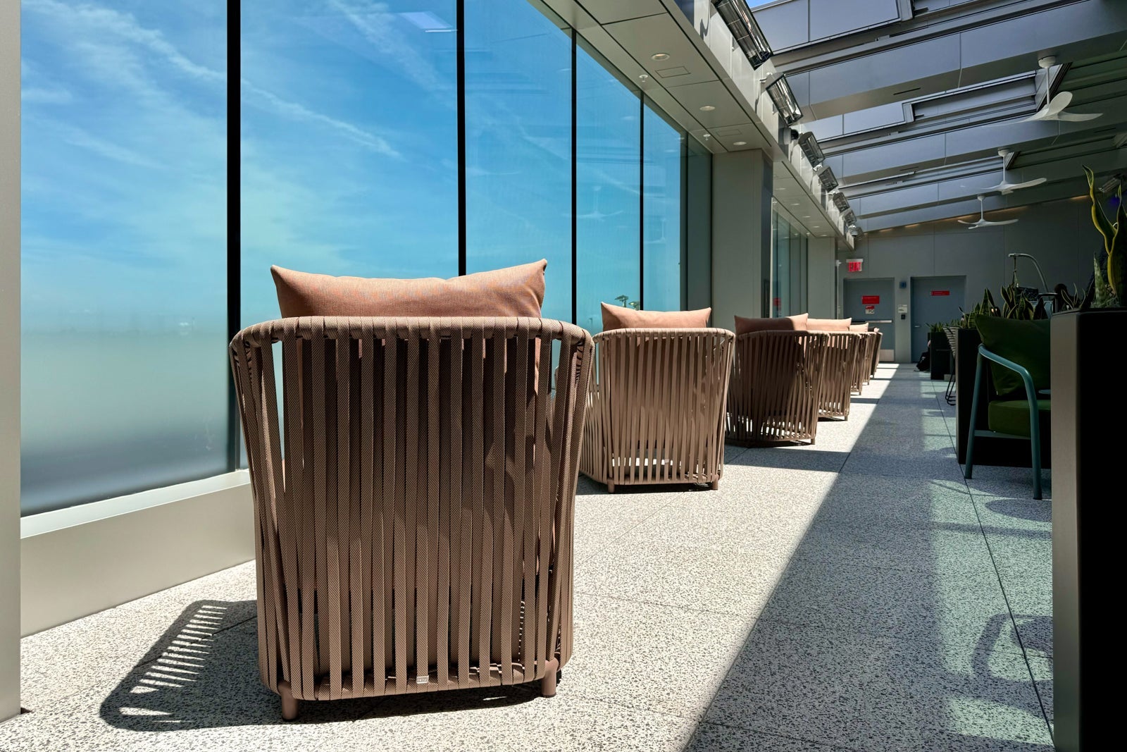 Delta debuts stunning Sky Club expansion in LaGuardia, adds Sky Deck to ...