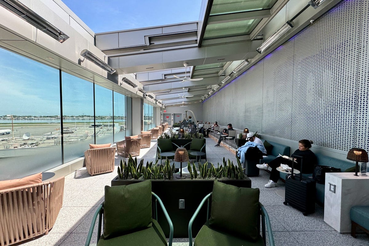 Delta debuts stunning Sky Club expansion in LaGuardia, adds Sky Deck to ...
