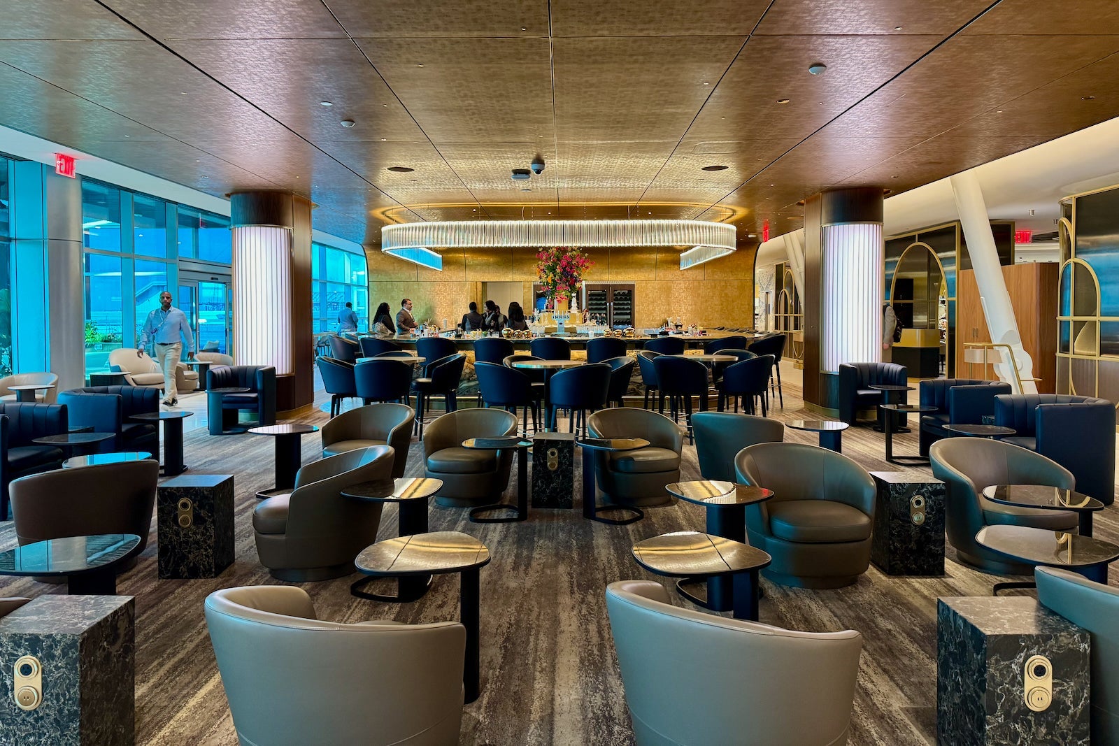 Reviewing the new Delta One Lounge in New York, a stunning masterpiece ...