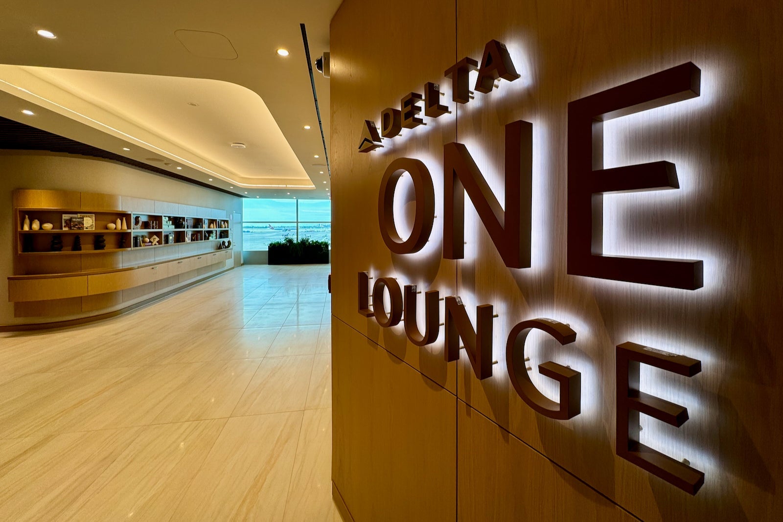 Reviewing the new Delta One Lounge in New York, a stunning masterpiece ...