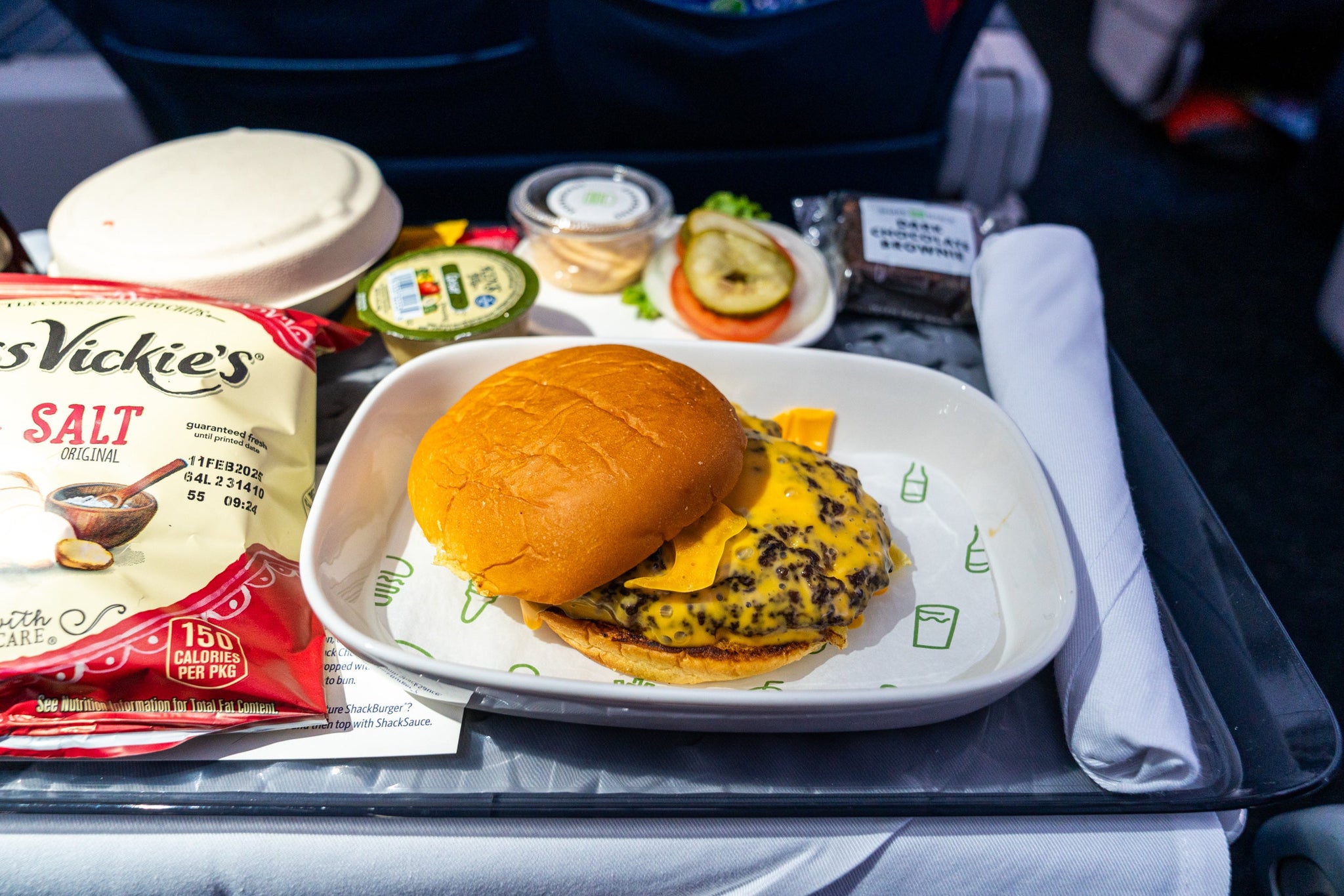 We tried Delta's Shake Shack burger in the sky. Is it good? - The ...