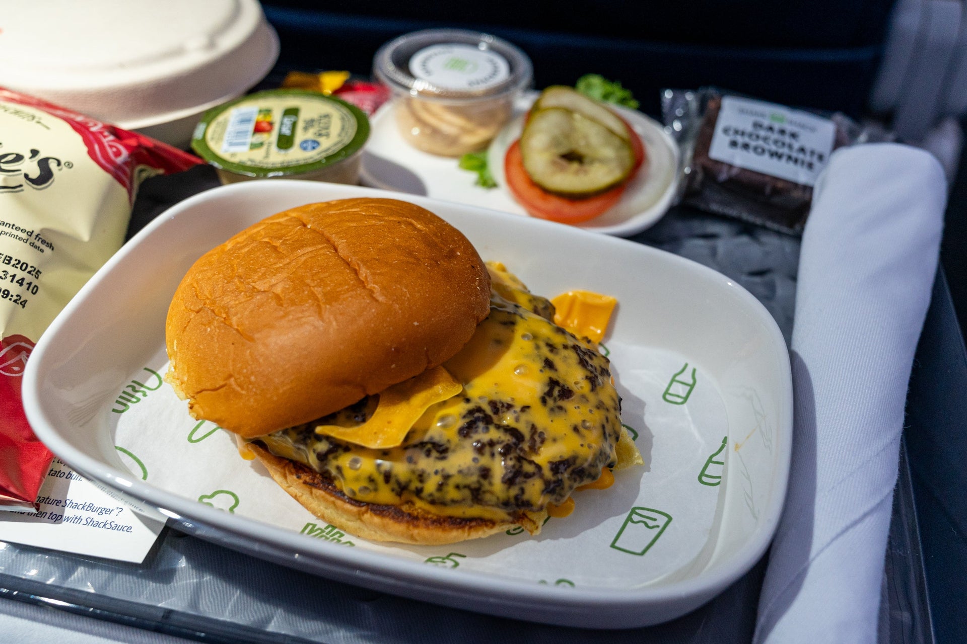 We tried Delta's Shake Shack burger in the sky. Is it good? - The ...