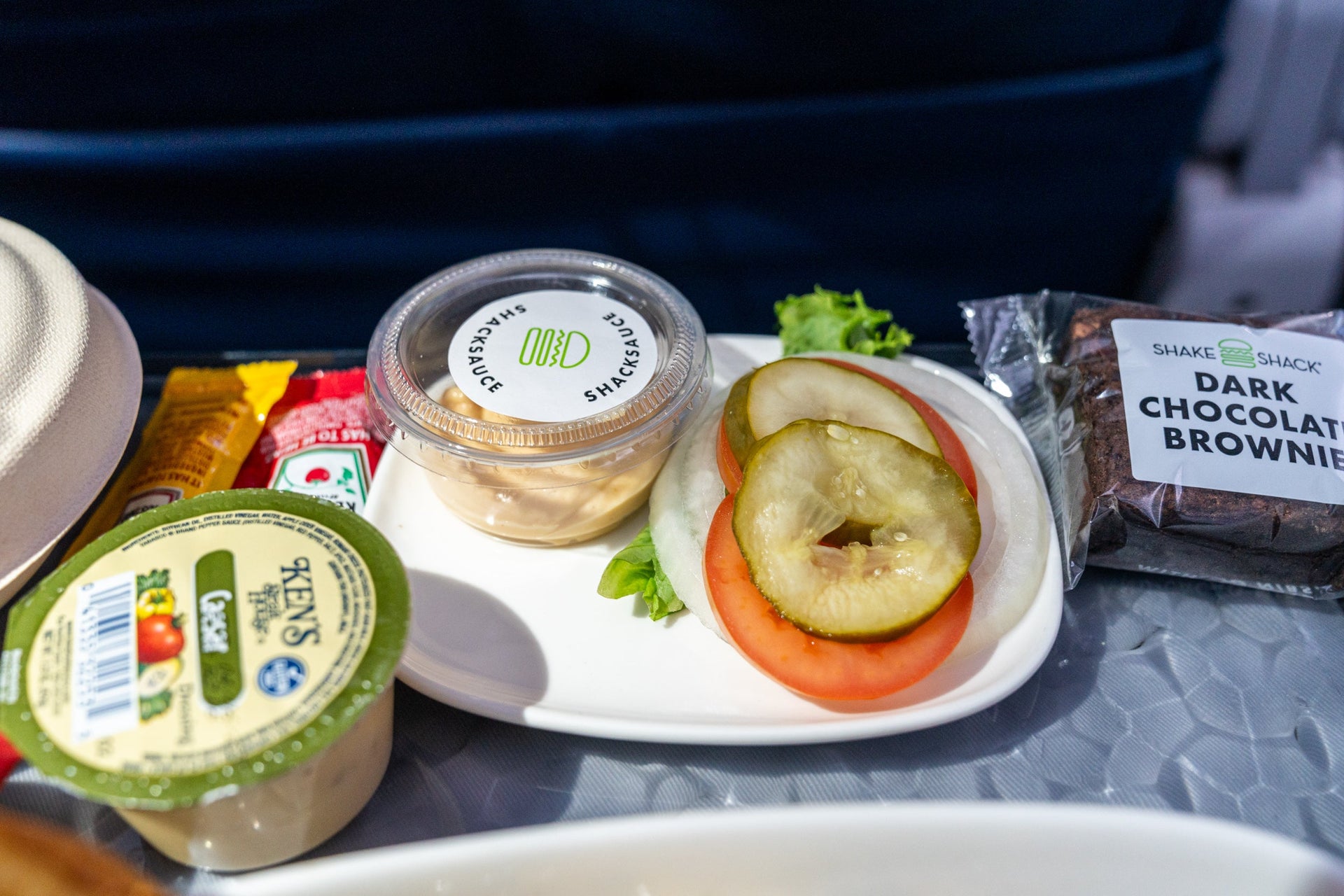 We tried Delta's Shake Shack burger in the sky. Is it good? - The ...