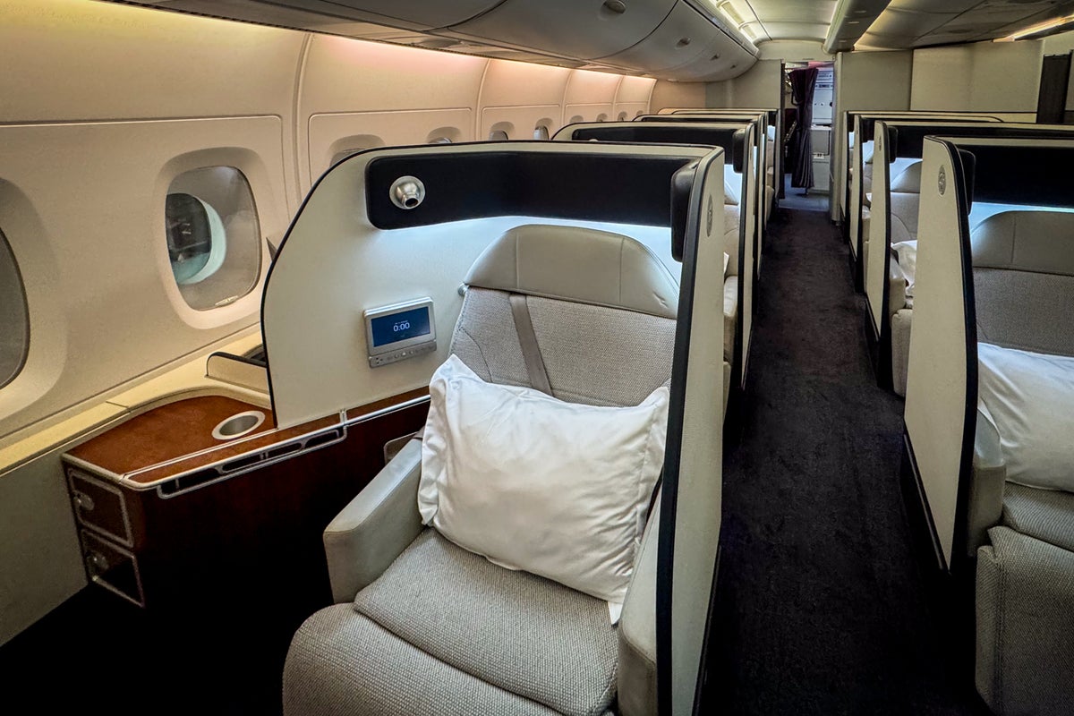 Review of Qantas first class from Los Angeles to Melbourne, Australia ...