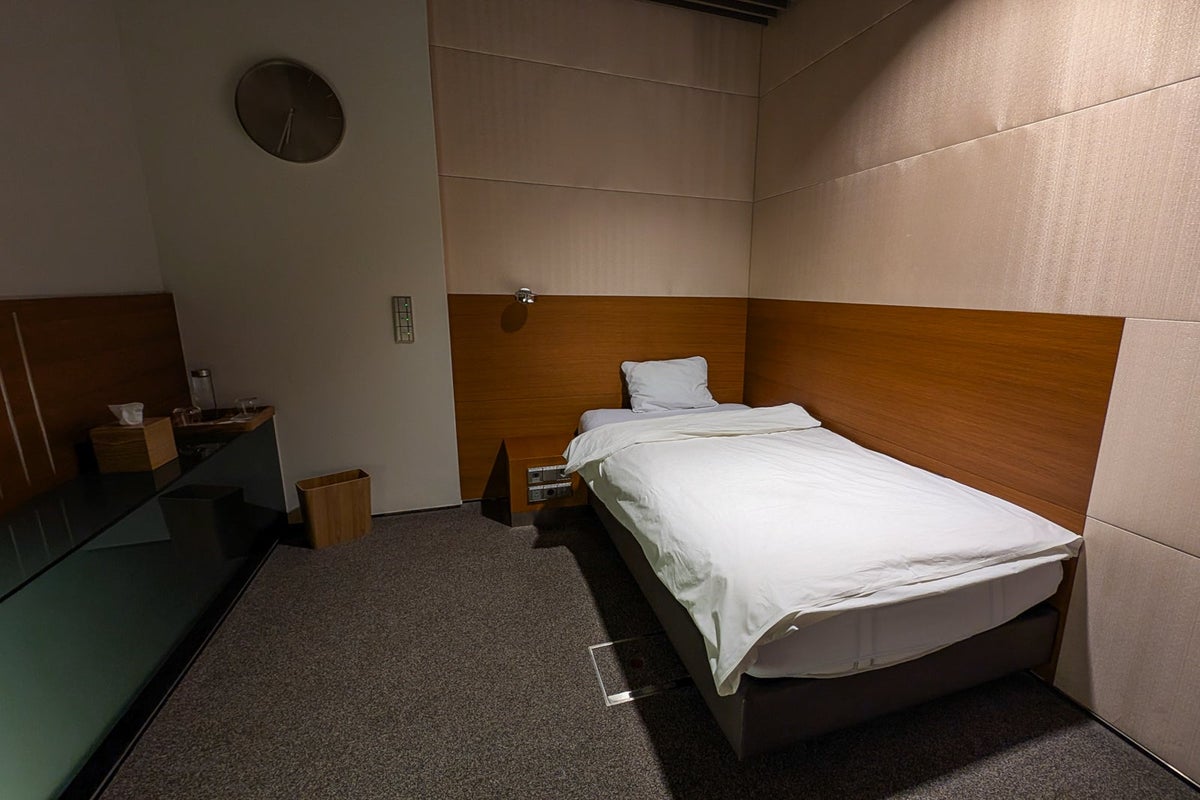 Book Lufthansa first-class flight to Europe using Chase's 100,000-point ...