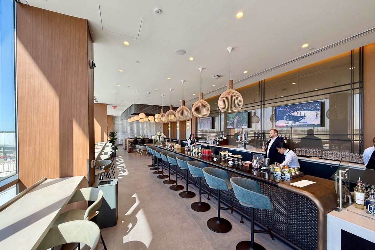 How to access American Airlines Admirals Club lounges - The Points Guy