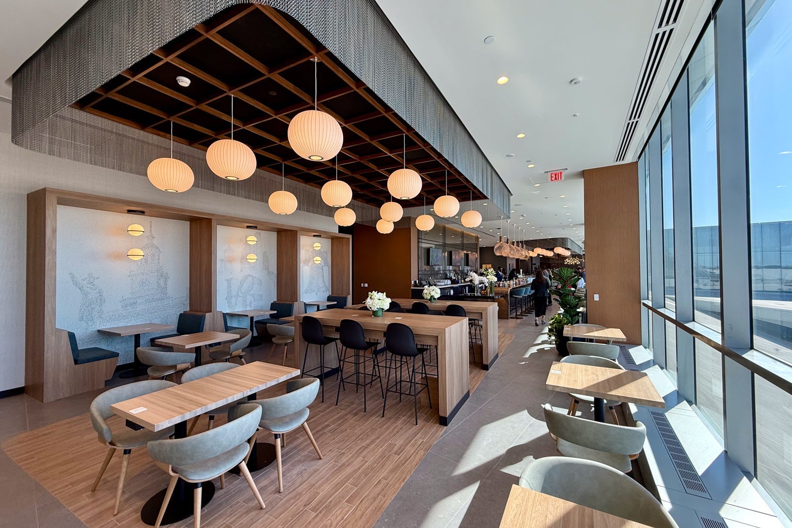 First look: American's new Flagship Lounge and Admirals Club in Philly ...