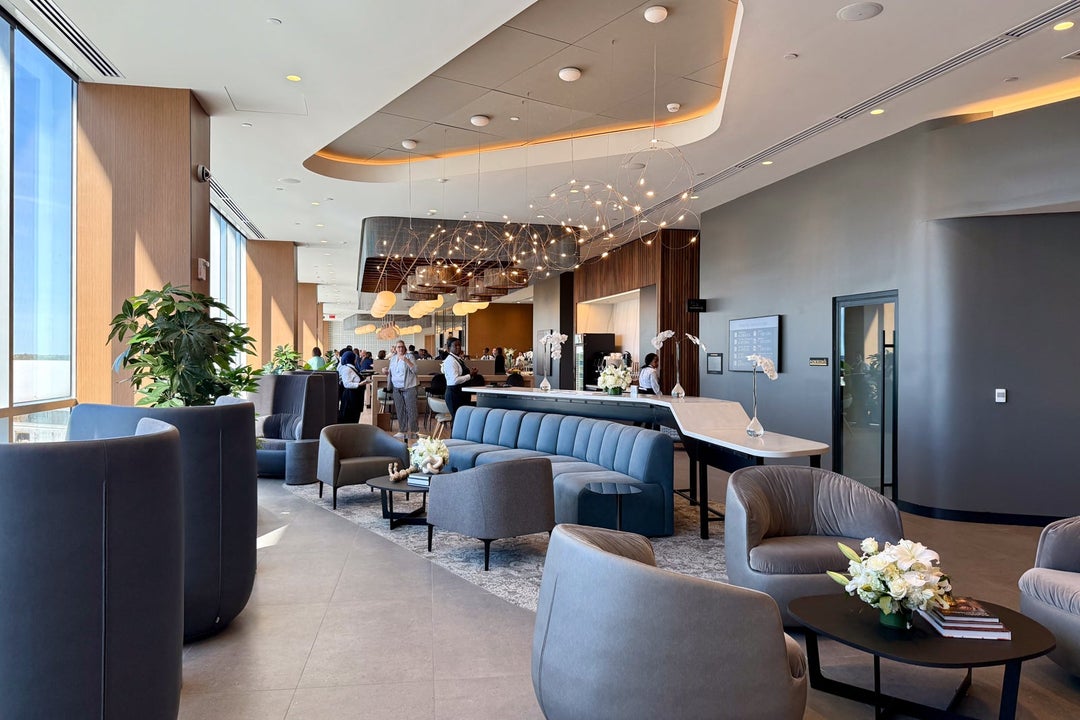 American Airlines upgrades its lounge food with better (hot) meals ...