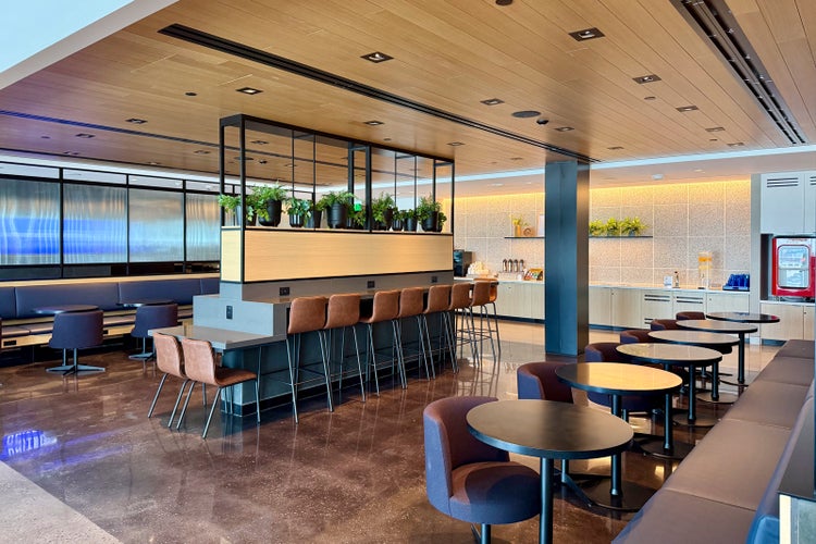 United Airlines debuts massive new club in Denver - The Points Guy