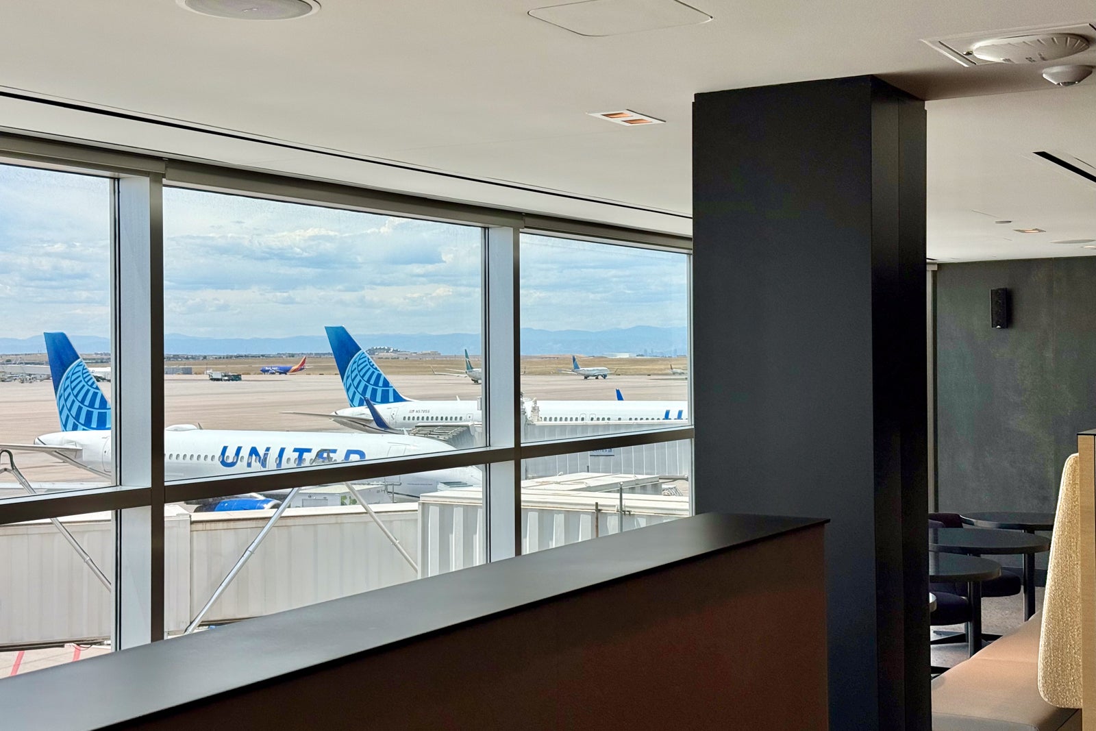 United Airlines debuts massive new club in Denver - The Points Guy