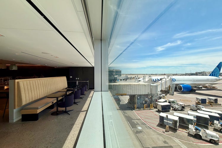 United Airlines debuts massive new club in Denver - The Points Guy