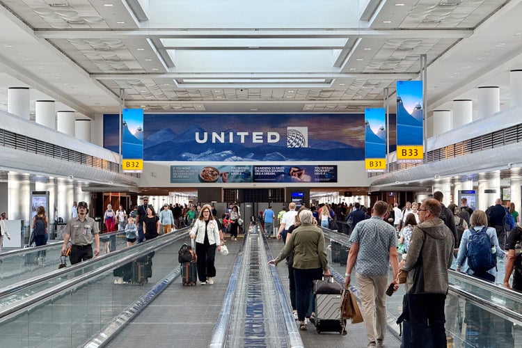United Airlines debuts massive new club in Denver - The Points Guy