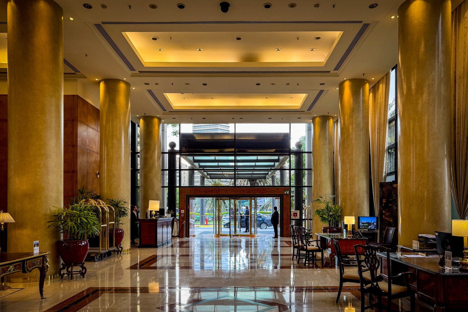 How to earn tons of American Airlines Loyalty Points by booking with ...