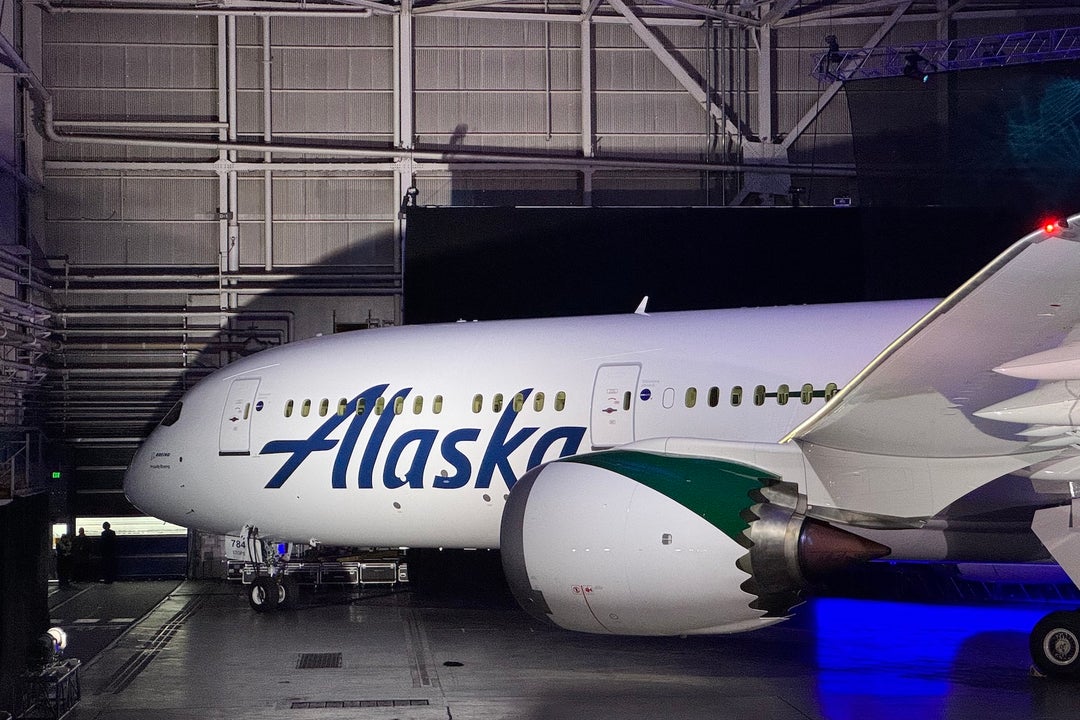 Alaska Airlines debuts first-ever Boeing 787 Dreamliner aircraft ...