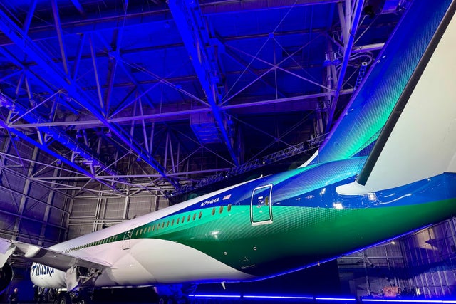 Alaska Airlines debuts first-ever Boeing 787 Dreamliner aircraft ...