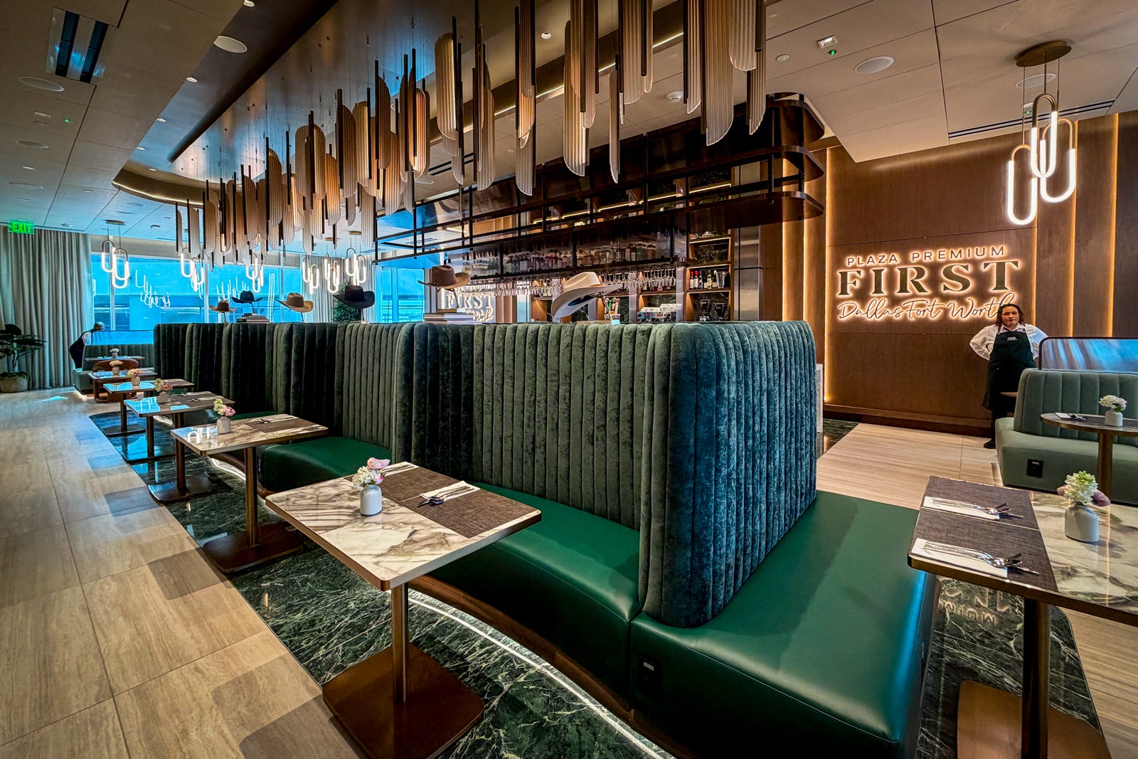 First look inside the swanky, new Plaza Premium First Lounge at DFW ...