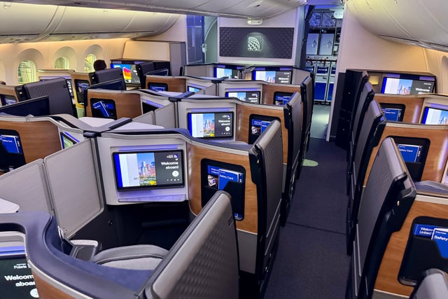 United debuts swanky new Boeing 787-9 Dreamliner, Polaris Studios - The ...